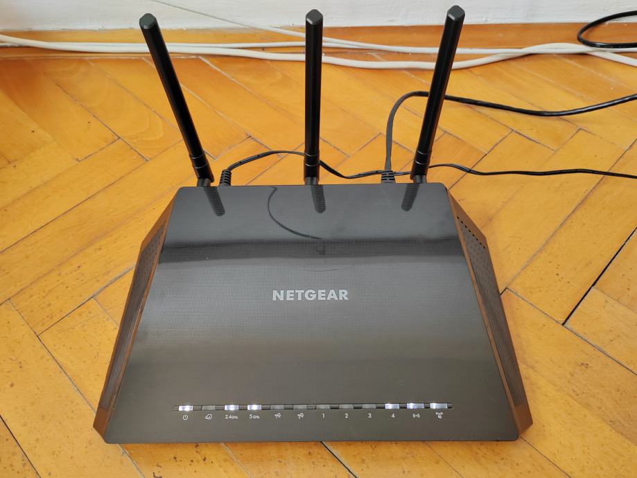 Smart WiFi Router NETGEAR R6400 - AC1750 gigabit, očuvano, ispravno.