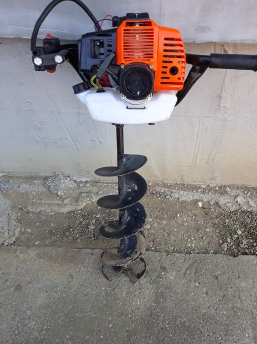 BUŠAČ RUPA U ZEMLJI