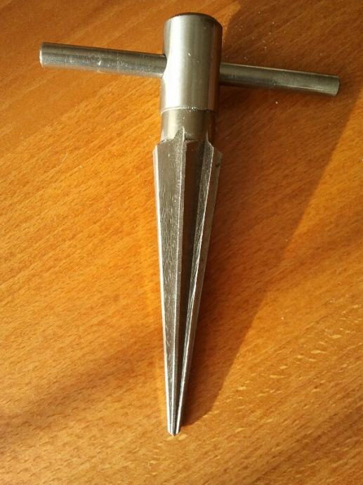 Konusni razvrtač, proširivač rupa, svrdlo