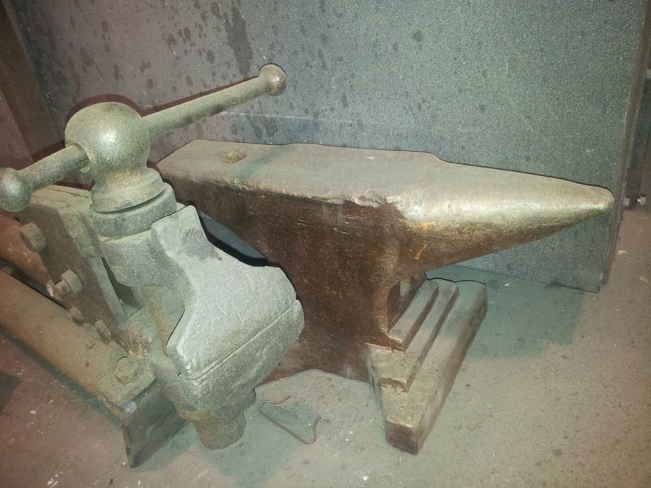 nakovanj kovački škripac