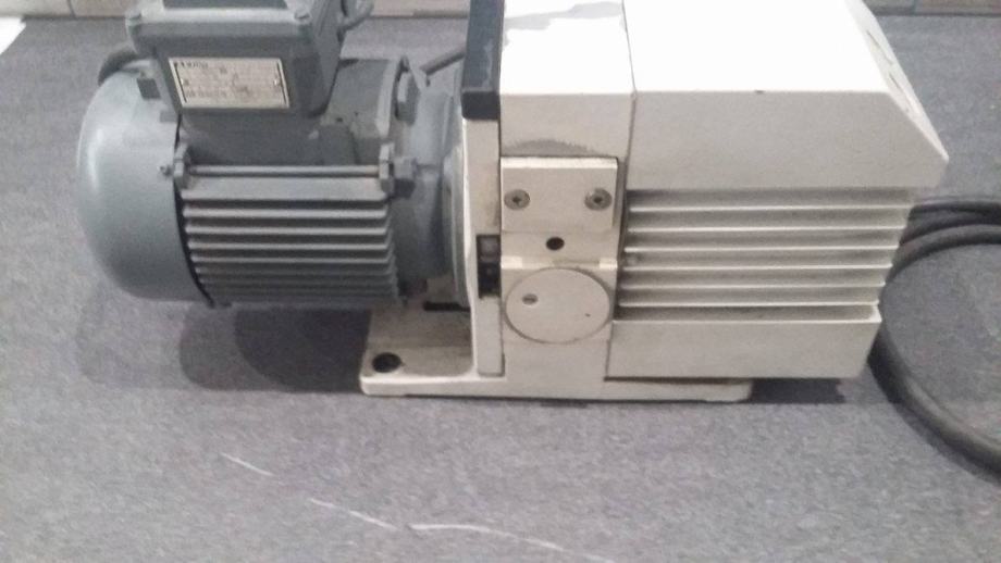 Vakum pumpa LEYBOLD TRIVAC D4B Pumping speed at 60 Hz: 5.0 m3/h, 3