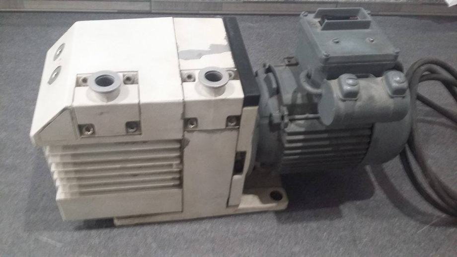 Vakum pumpa LEYBOLD TRIVAC D4B Pumping speed at 60 Hz: 5.0 m3/h, 3