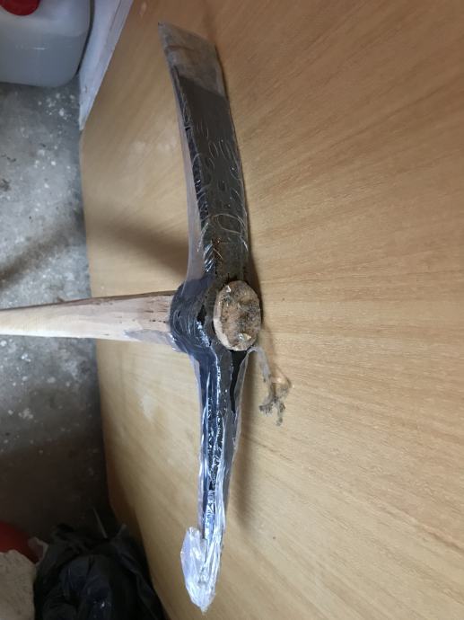 Nekoristeno (novo) orude za gradevinu ili vrt: Trnokop/pijuk/kramp.