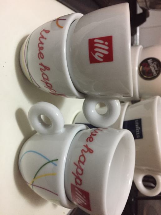 Illy šalice, velike i male i Vergnano