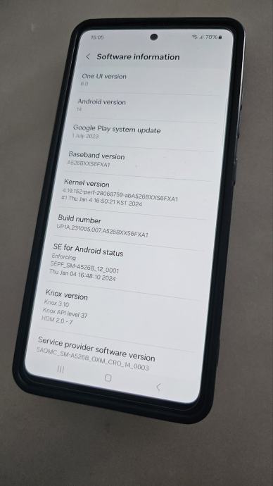 Samsung Galaxy A52 5G (Model: SM-A526B/DS), 6/128GB, crni, očuvan!