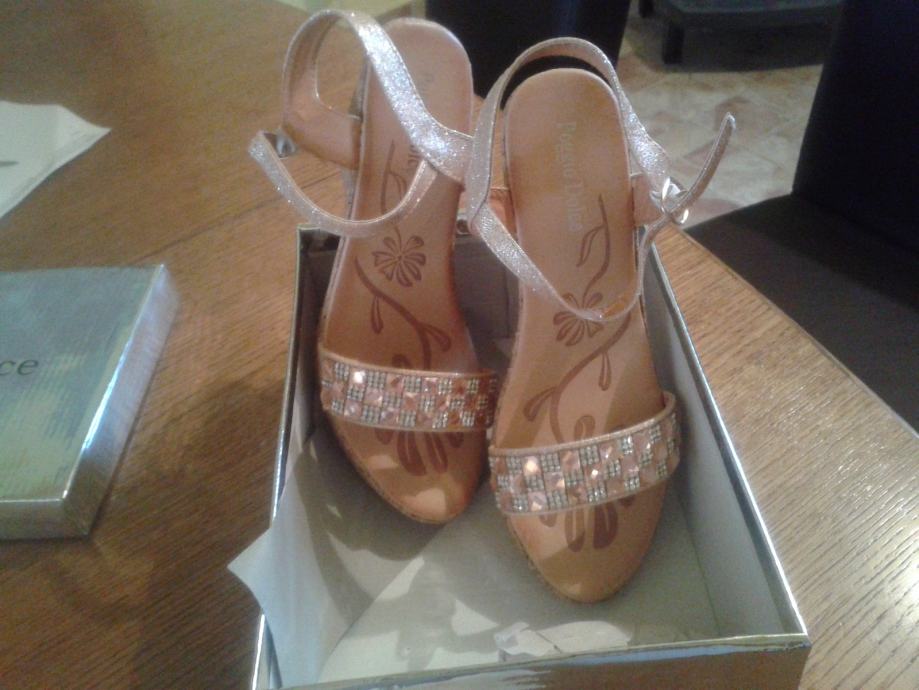 Rezervirane/ Nove, bež, svečane sandale 36