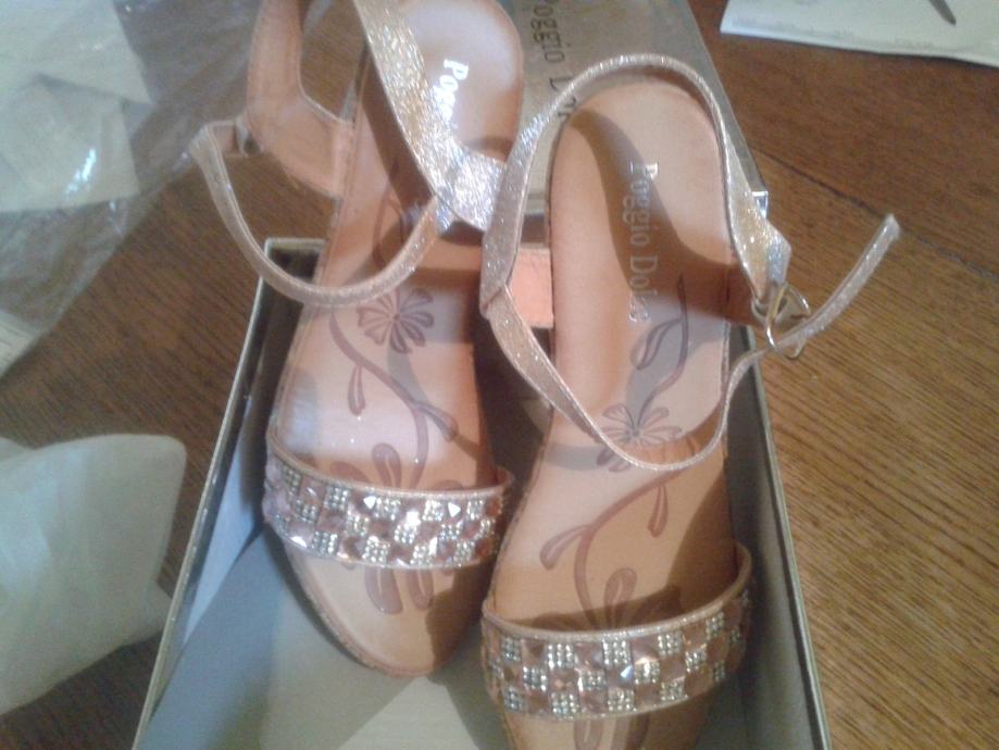 Rezervirane/ Nove, bež, svečane sandale 36