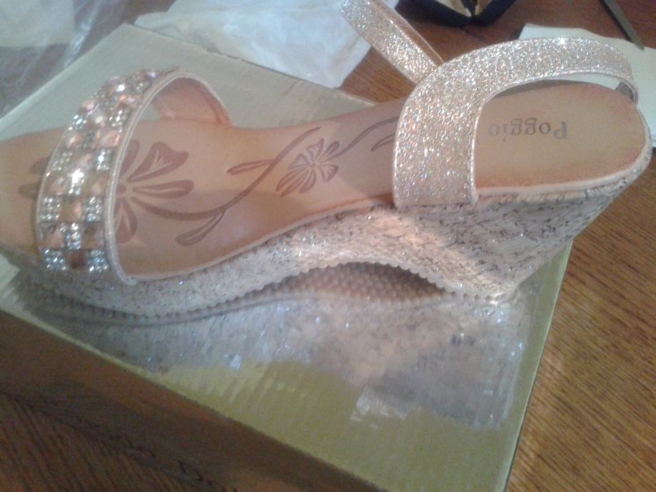 Rezervirane/ Nove, bež, svečane sandale 36