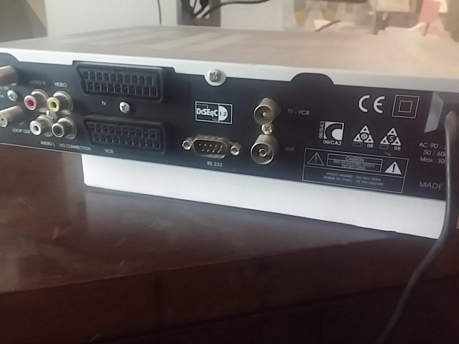 Digitalni satelitski Quadro receiver DR-8055 FTA