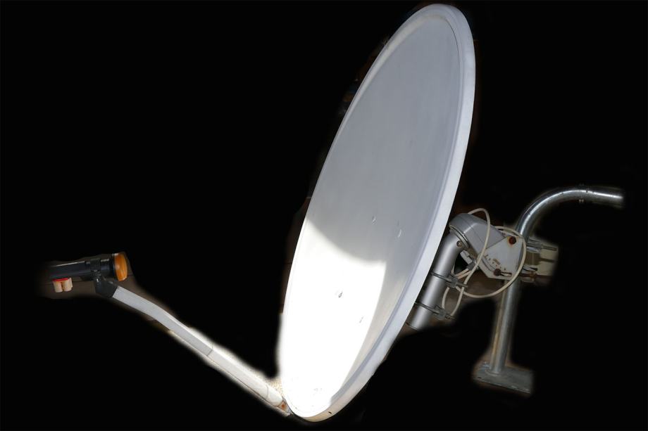 Satelitska antena 95cm, QUAD lnb, Strong DISEqC motor, zidni nosač