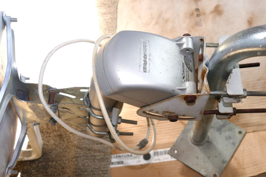Satelitska antena 95cm, QUAD lnb, Strong DISEqC motor, zidni nosač