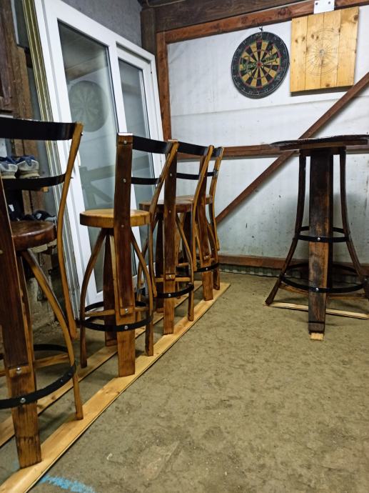 Stol i četiri barska stolca