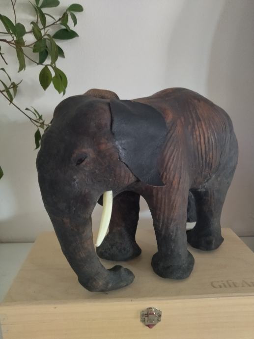 Unikatna figura slona od kože