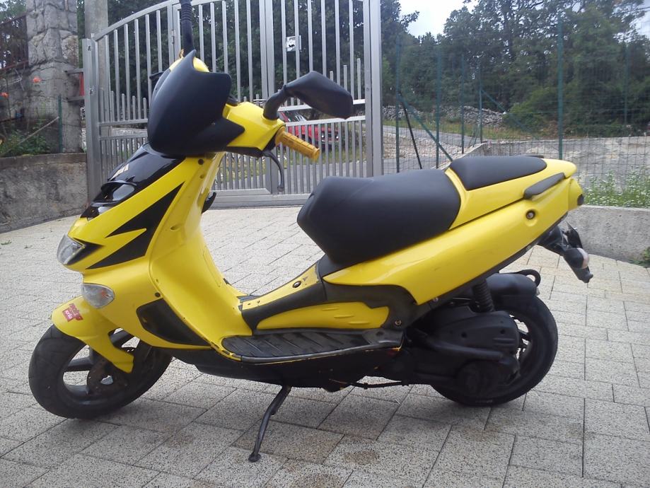 Aprilia SR 50 49 cm3, 2002 god.