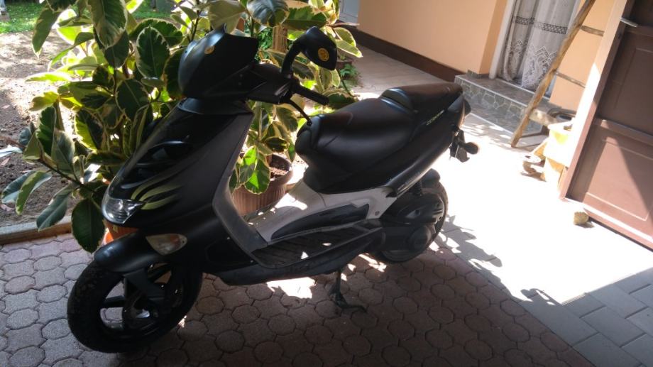 Aprilia SR50 DiTech 49 cm3, 2002 god.
