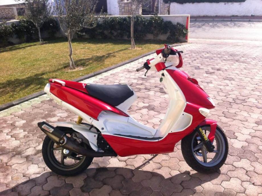 Aprilia Sr50 ditech 49 cm3 kvar na masini, 2003 god.