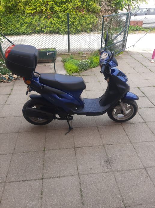 Generic Cracker 49 cm3 mašina od Yamahe jog.Generalno uređen i registr ...