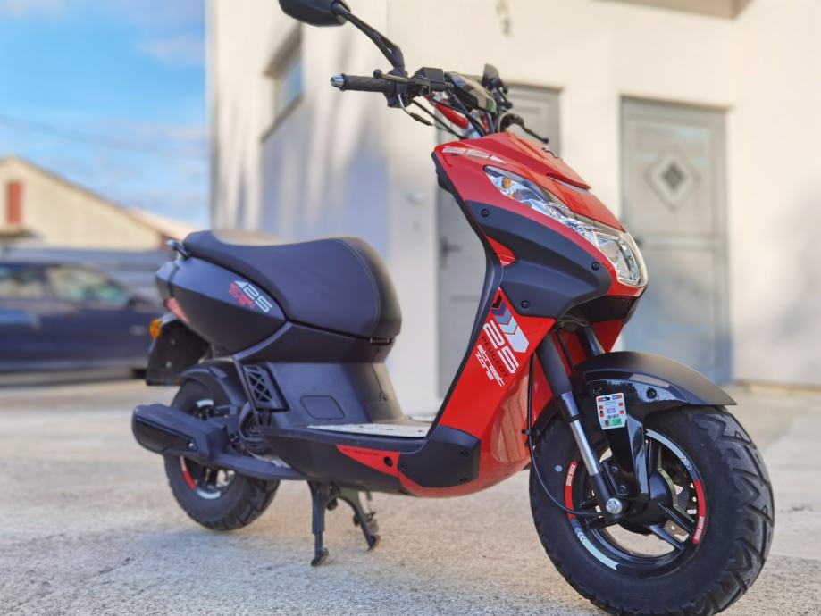 Peugeot STREETZONE 50 cm3 4T pod garancijom, 2022 god.