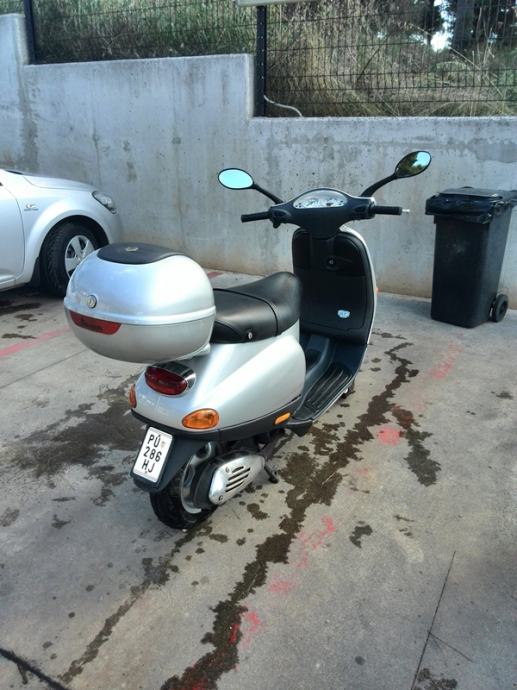 Piaggio Vespa et2 49 cm3, 2002 god.