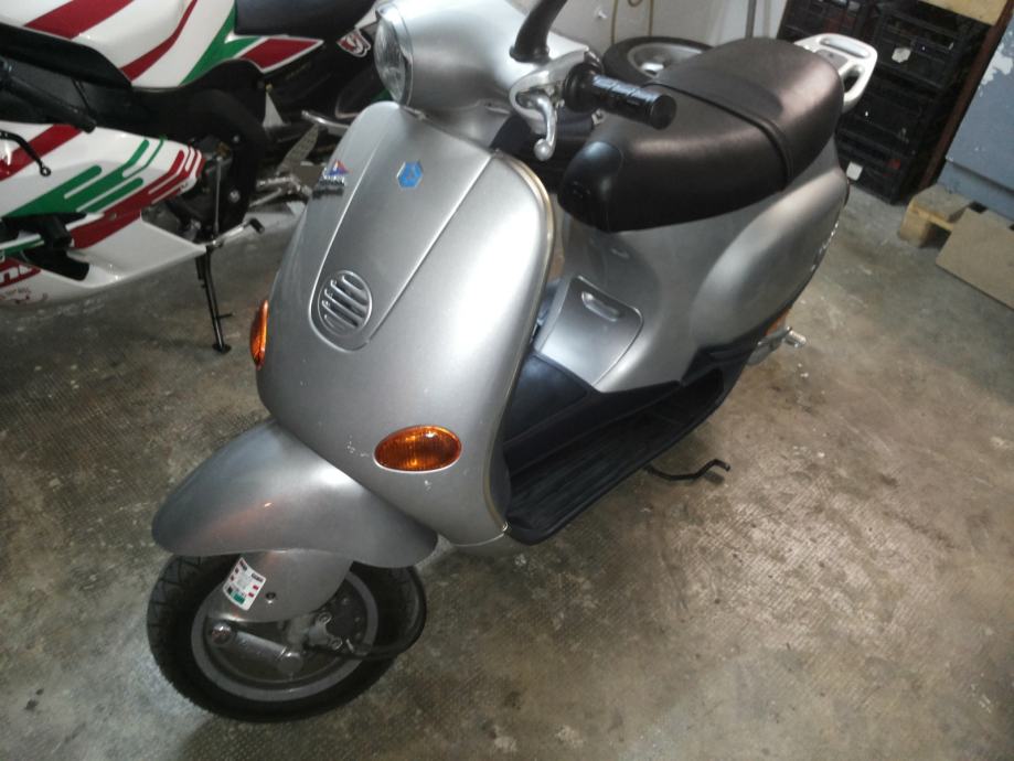 Piaggio vespa ET2 50cm3...ODLICNO OCUVANA,11000km...7500kn, 2002 god.