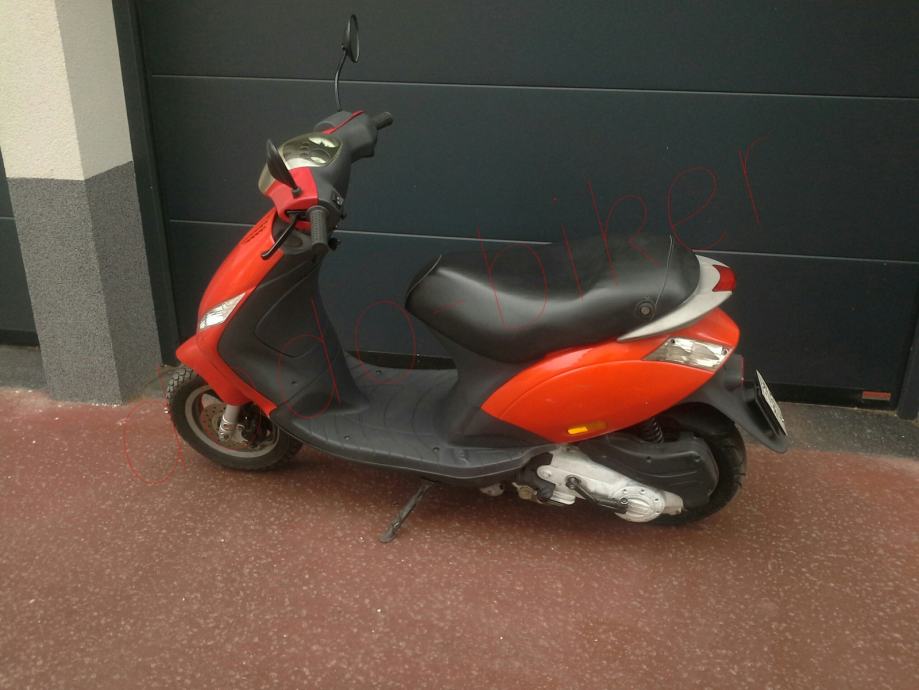 Piaggio Zip 100 ili na rama 50 sa masinom od 100 cm3, 2007 god.