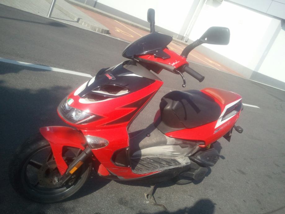 Prodajem skuter Aprillia sr 50 di tech., 2002 god.