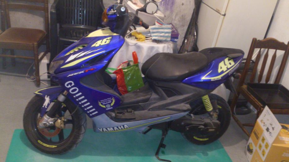 Yamaha aerox,replica valentin rossi,diskovi,uljni amortizeri 49 cm3 ...