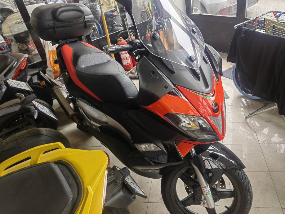 Aprilia Sr 300 max 300 cm3, 2014 god.