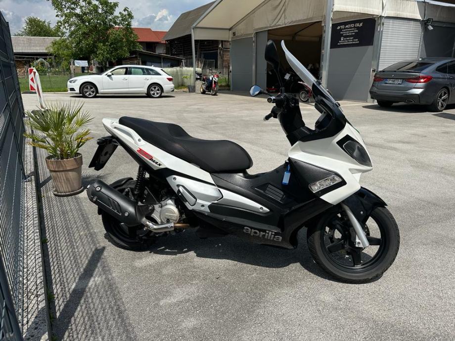Aprilia SR MAX 125 124 cm3, 2012 god.