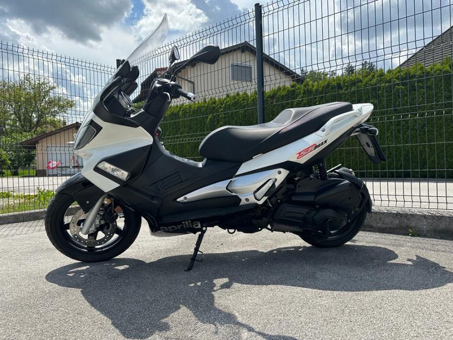 Aprilia SR MAX 125 124 cm3, 2012 god.