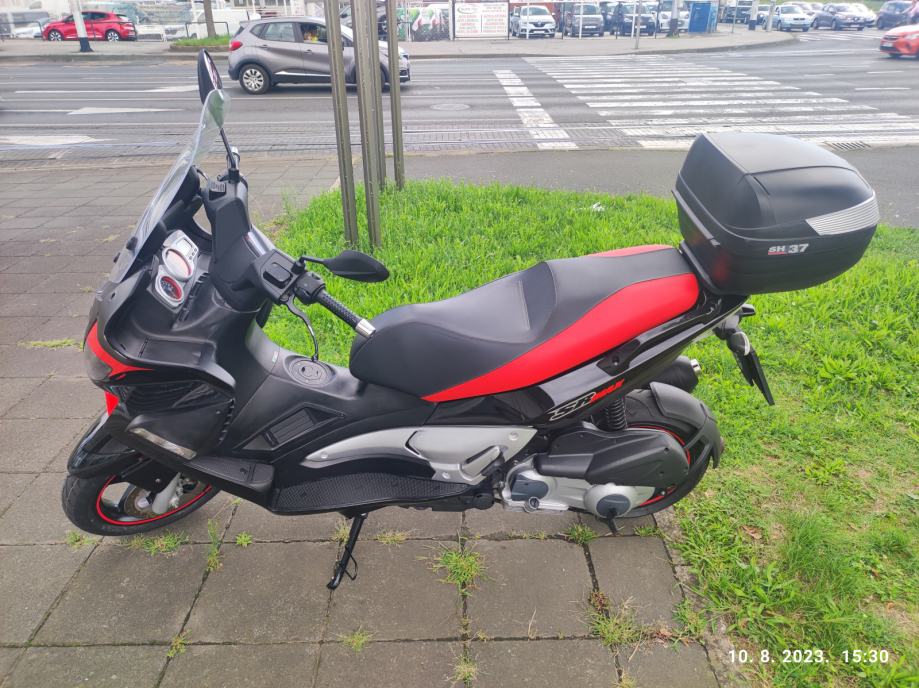 Aprilia SR max 300 300 cm3, 2013 god.