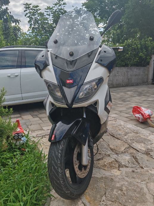 Aprilia Sr max 300 cm3, 2012 god.