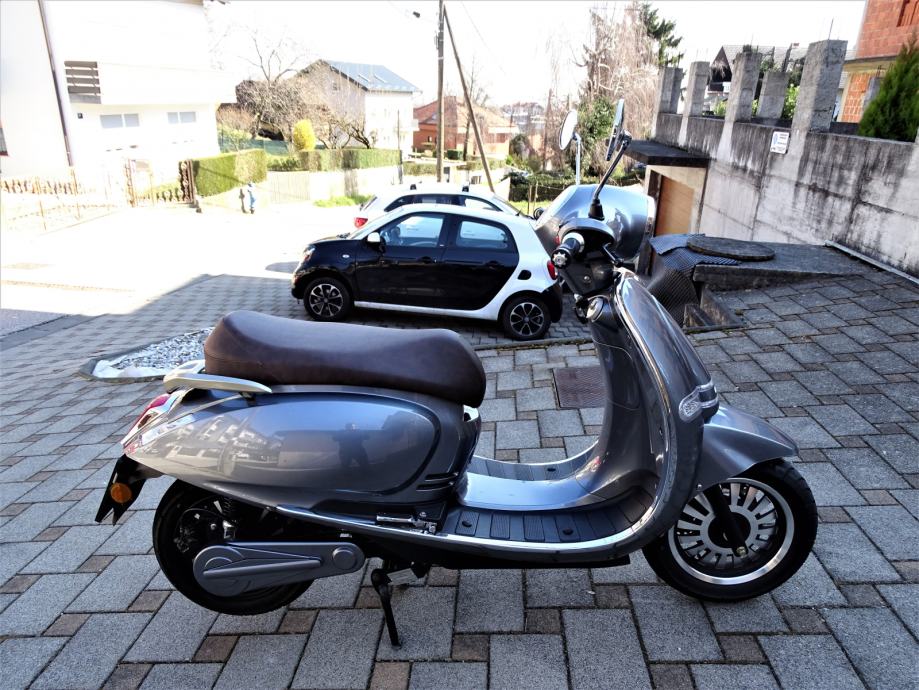 ELEKTRO SKUTER SAKURA JS2A JAČI MODEL 4000W RADIJUS=75km/BRZINA=75km ...