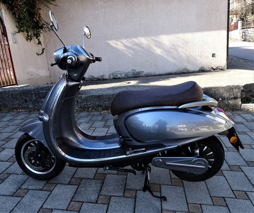 ELEKTRO SKUTER SAKURA JS2A JAČI MODEL 4000W RADIJUS=75km/BRZINA=75km ...