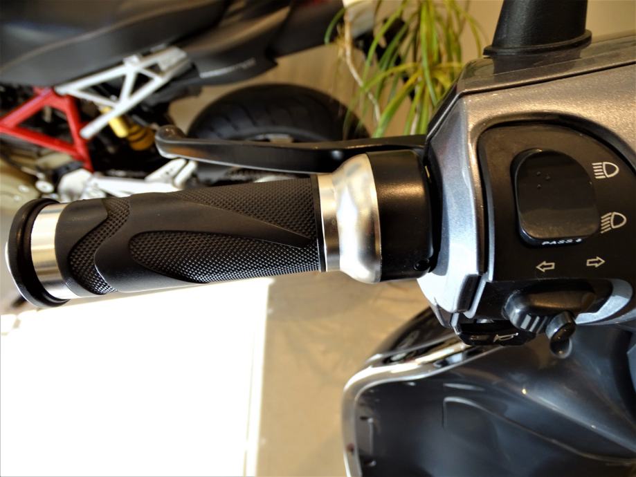 ELEKTRO SKUTER SAKURA JS2A JAČI MODEL 4000W RADIJUS=75km/BRZINA=75km ...