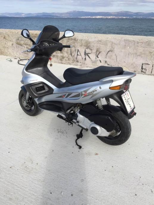 Gilera runner 200,SPLIT, 2005 god.