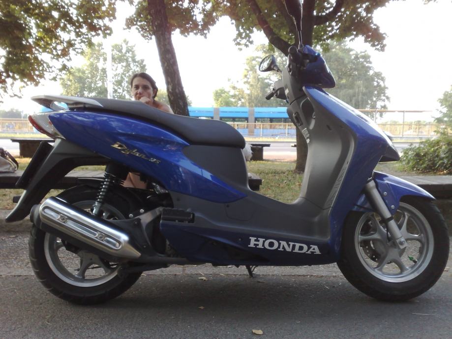 Honda DYLAN 125 ogrebena lijeva strana 800 Eura Fixno !!!! ODJAVLJEN ...