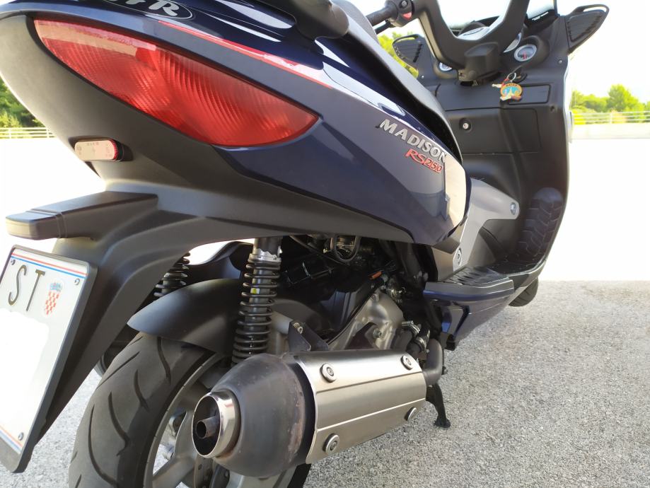 HITNO PRODAJEM Malaguti Madison 250 RS 244 cm3, 2006 god.