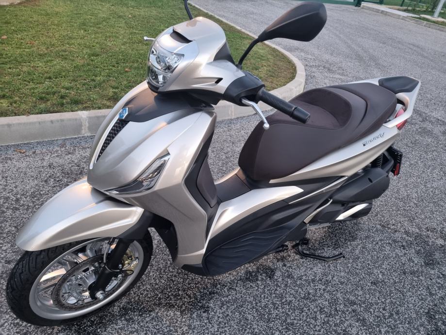 Piaggio Beverly 300 hpe 300 cm3, 2022 god.