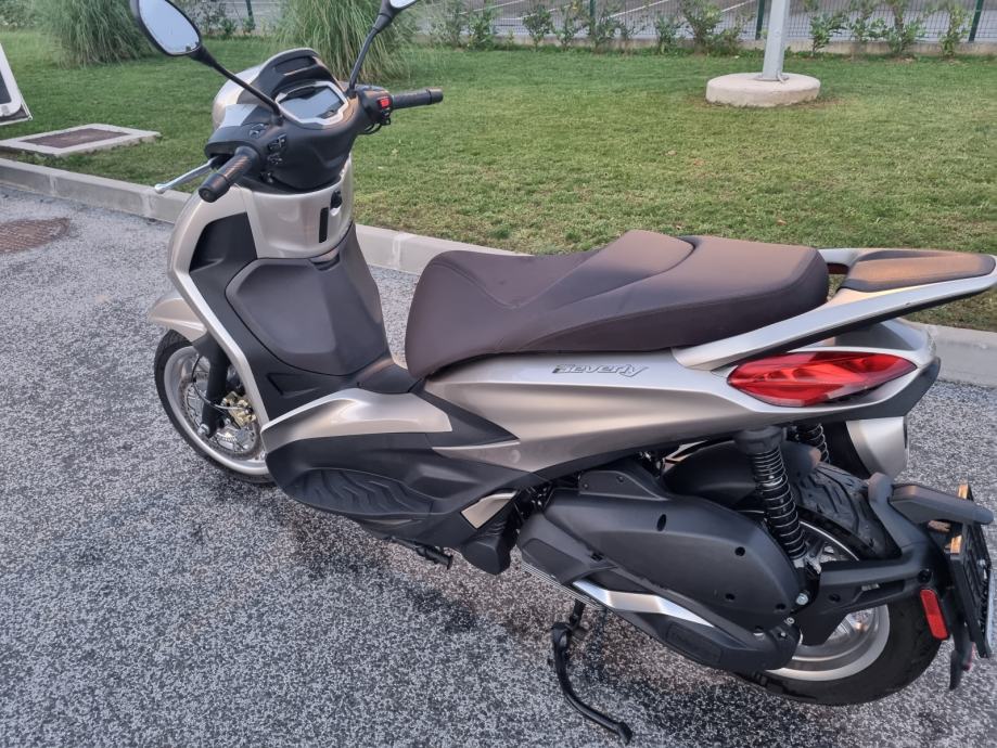 Piaggio Beverly 300 hpe 300 cm3, 2022 god.