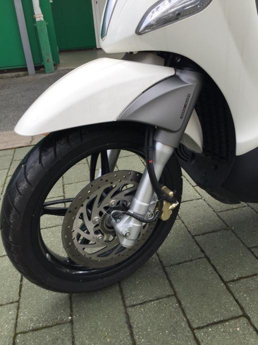 Piaggio Beverly Sport touring 330 cm3, 2013 god.