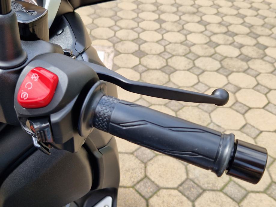 YAMAHA X-MAX 300 - *ORIGINAL KOFER 45 L - NOVI SKUTER - REG.06/2023.*, 2022 god.