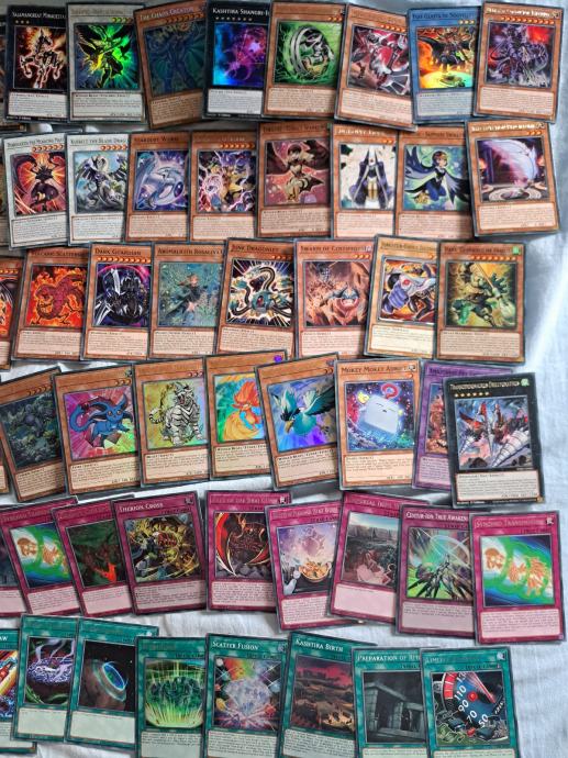 Yugioh limeni box sa 500+ karata: common , rare,super rare,ultra rare