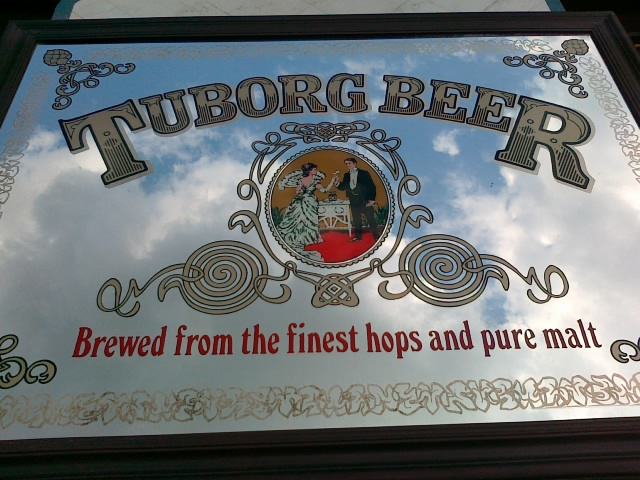 Tuborg slika na staklu 78 x 58