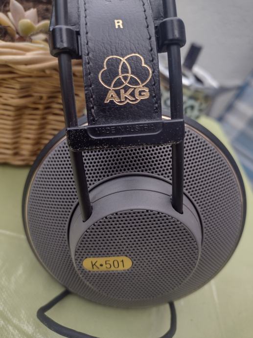AKG K501