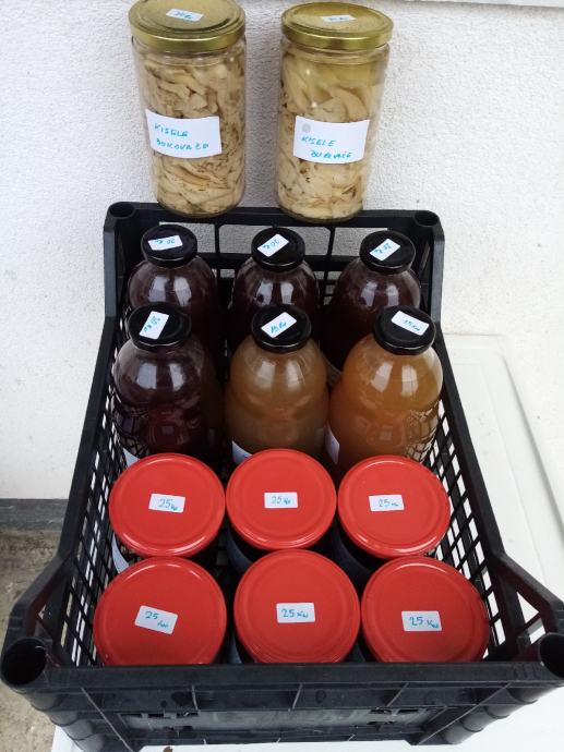 Domaci sok od jabuke i kombinacija sa aronijom. Cijena po litri