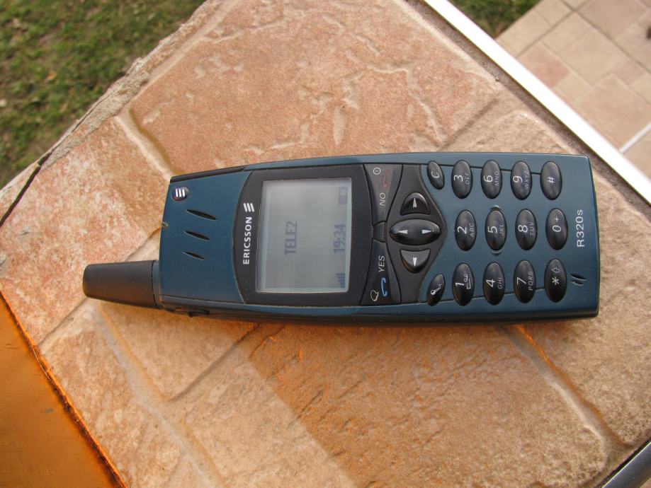 Ericsson r320s klasik vrhunski retro model sve mreže