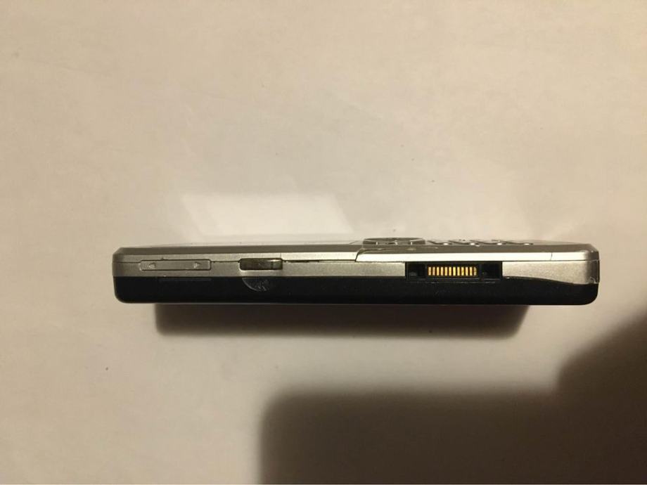 Sony Ericsson R300 mobitel, prima sve mreže