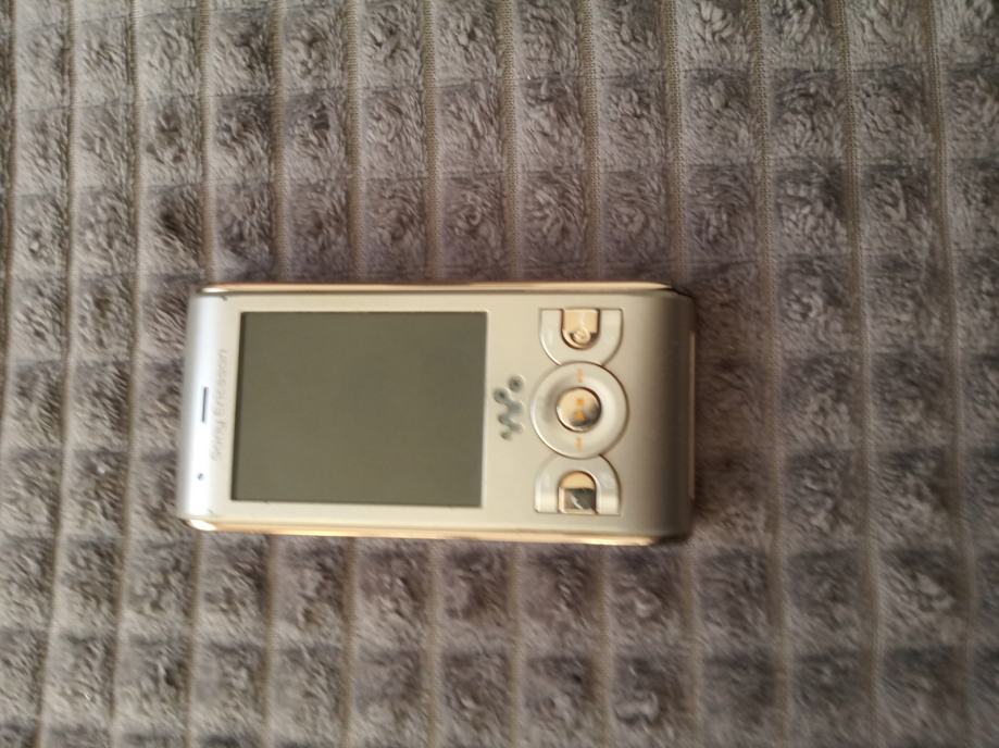 Sony Ericsson W595i, sve mreže,sa punjačem, Gold
