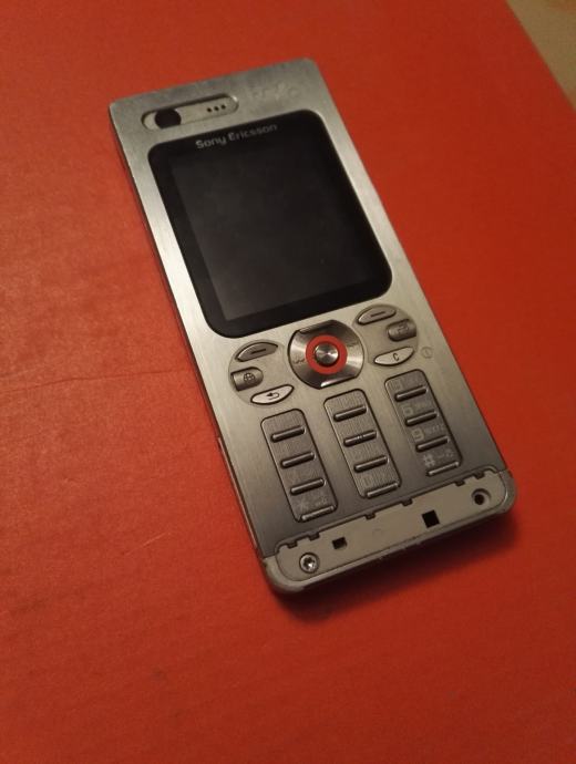 Sony Ericsson w880i - 2 komada
